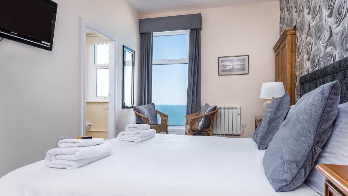 Riviera Guesthouse, Whitby West Cliff, Stunning Seafront Location